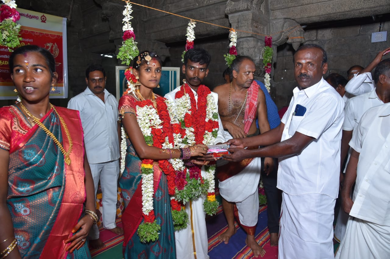 பண்பொழி கோவிலில் ஏழை மணமக்களுக்கு திருமணம் – Seithi Saral