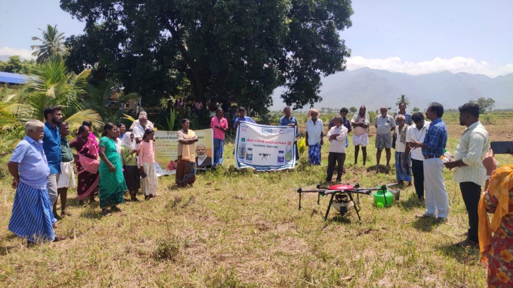 கடையம் பகுதியில் டிரோன் மூலம் மருந்து உரம் தெளித்தல் பயிற்சி – Seithi Saral